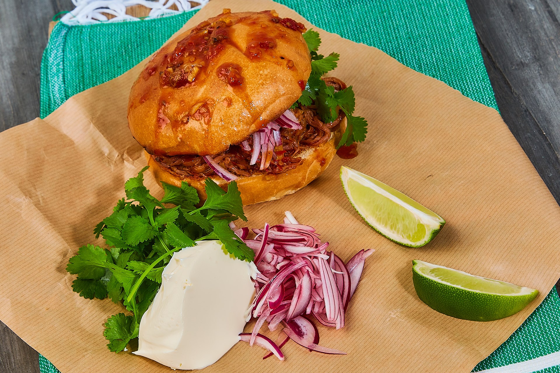 Mexikansk birria burger med løgsalat med koriander og lime - Opskrift ...