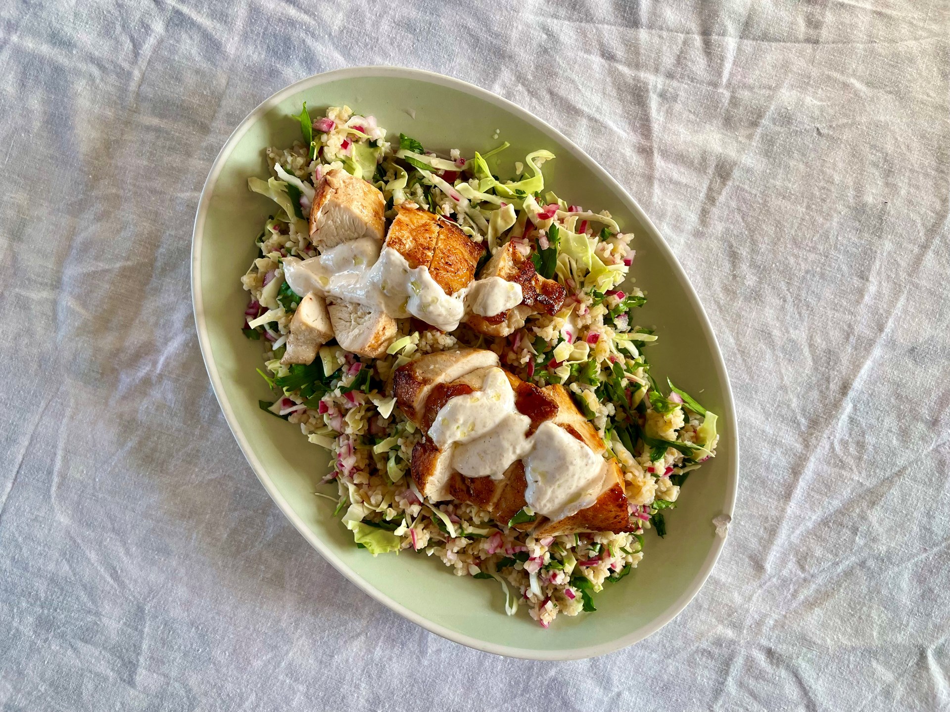 Stegt kyllingebryst med taboulleh, syltede rødløg og tahindressing ...