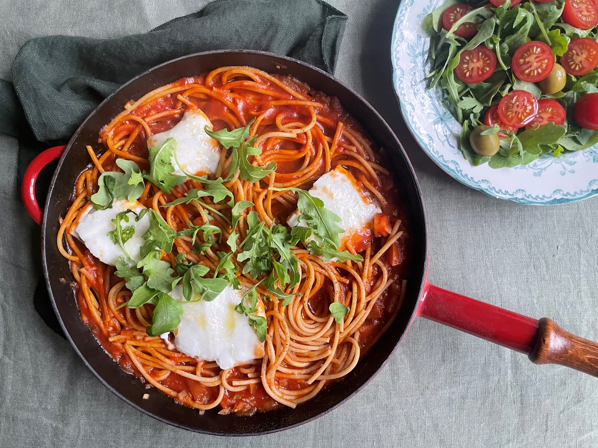 Kulmule og pasta i tomatsauce og salat med oliven - Opskrift fra ...