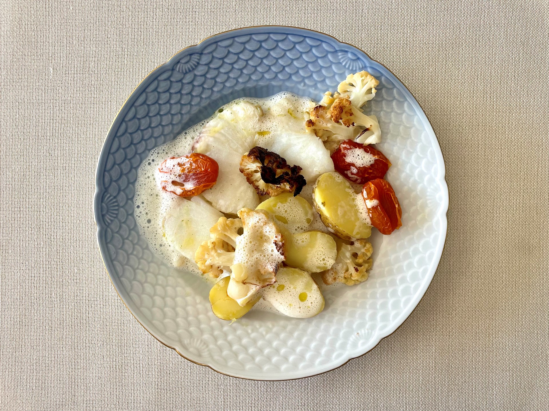 Torsk med bagt blomkål i skummende creme frisk sauce - Opskrift fra ...