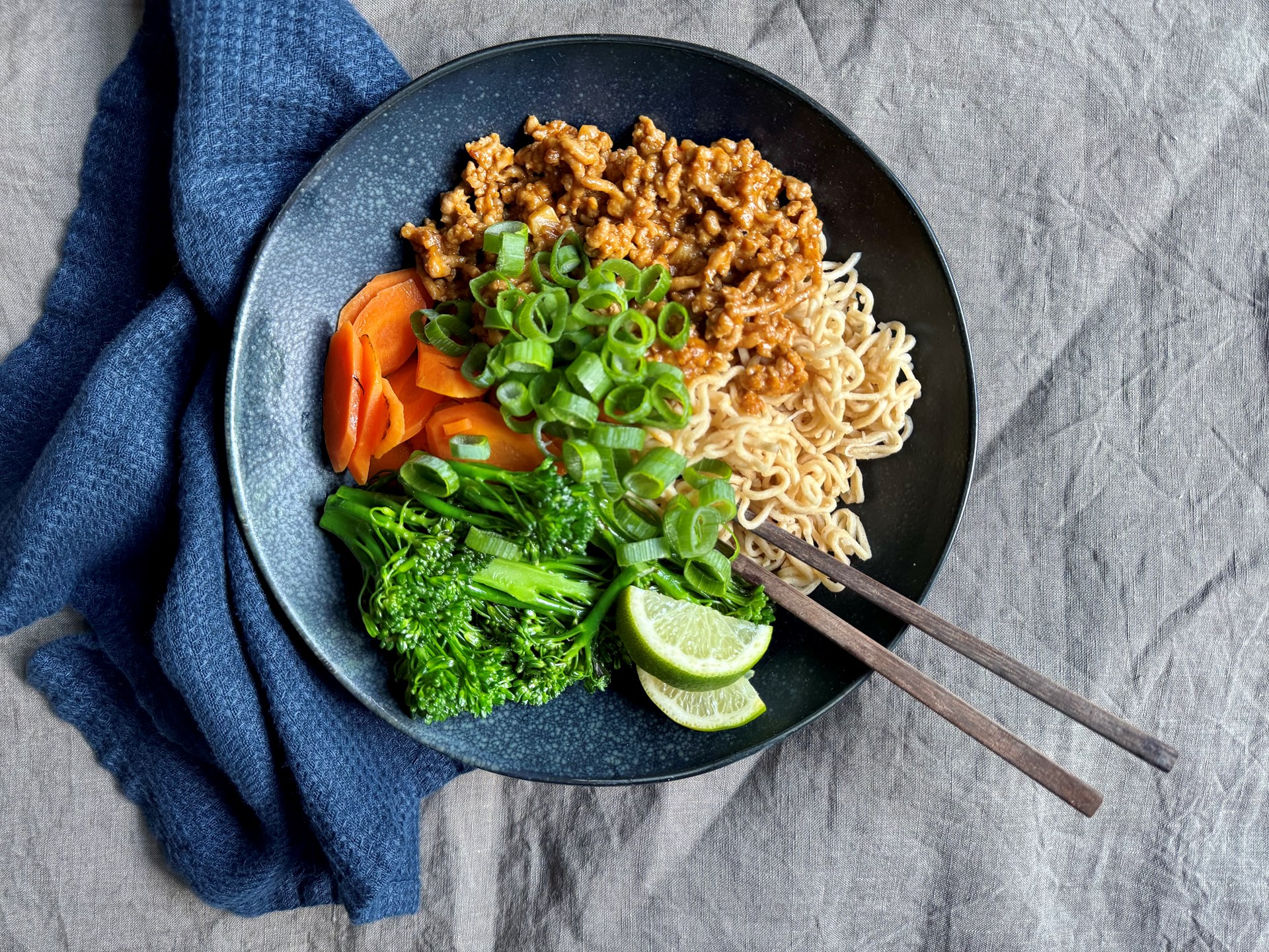 Nudler med peanut-gris og sprøde grøntsager - Opskrift fra Skagenfood.dk