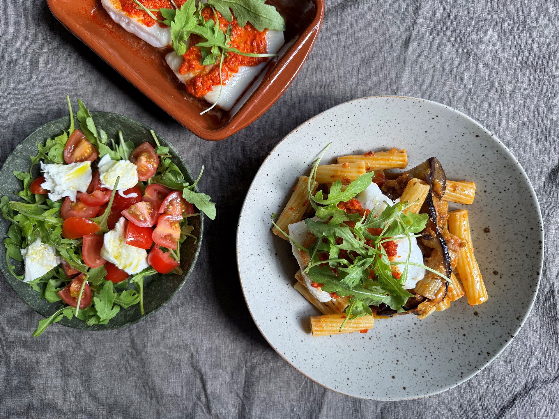 Pasta med kuller, tomattapenade og salat med mozzarella - Opskrift fra ...