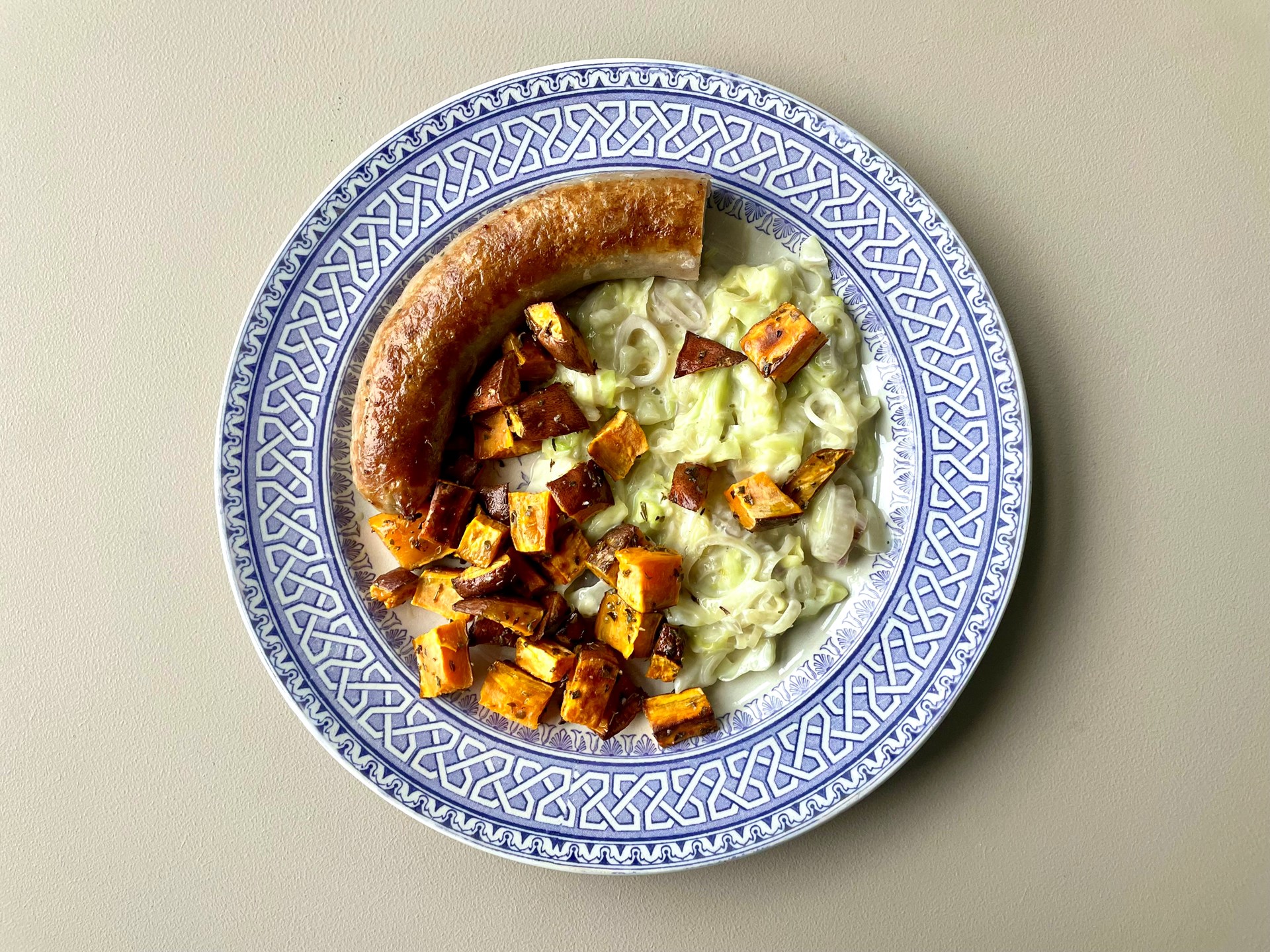 Medister med stuvet spidskål og krydderbagte søde kartofler - Opskrift ...