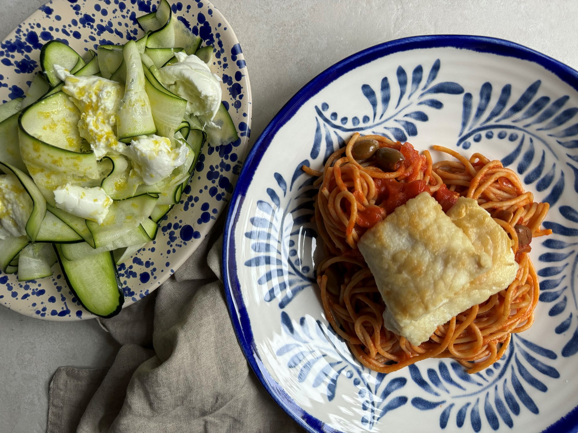 Spaghetti a la picante med stegt mørksej og squashsalat - Opskrift fra ...